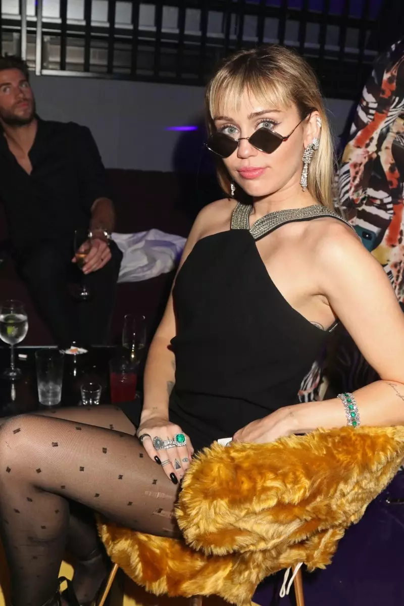 Miley Cyrus Antsoy ny Dadany Resadresaka: Teny momba ny Fifandraisana 18