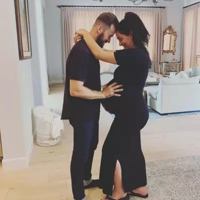 Nikki Bella zdieľa „poslednú fotografiu“ svojej baby Bump, ktorá pózuje so snúbencom Artemom Chigvintsevom