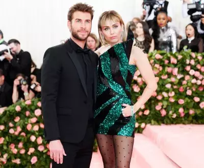 Miley Cyrus 2019 Met Gala-da əri Liam Hemsworth ilə yaşıl və qara paltar geyinir