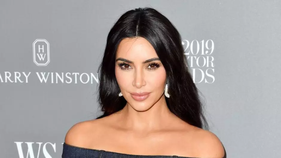 Kim Kardashian Ji bo Nîşana Bazirganiya Xanî ya KKW Pelan Dike Gava ku Ew Çavê Bernavê Xwe Berbi Dekorê Malê Berfireh Dike