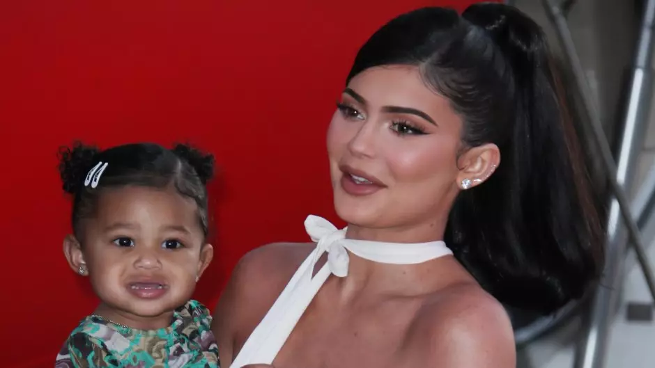 Kylie Jenner 和 Stormi Webster 穿著配套運動鞋