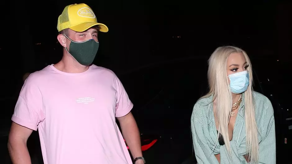 Tana Mongeau Ya Fita Tare da Zafi Mai Kyau don Gudanar da Harry Jowsey a Yammacin Hollywood