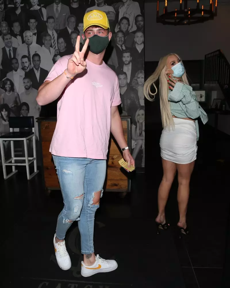 Tana Mongeau Atoka Na Moto Sana Kumshughulikia Harry Jowsey huko West Hollywood