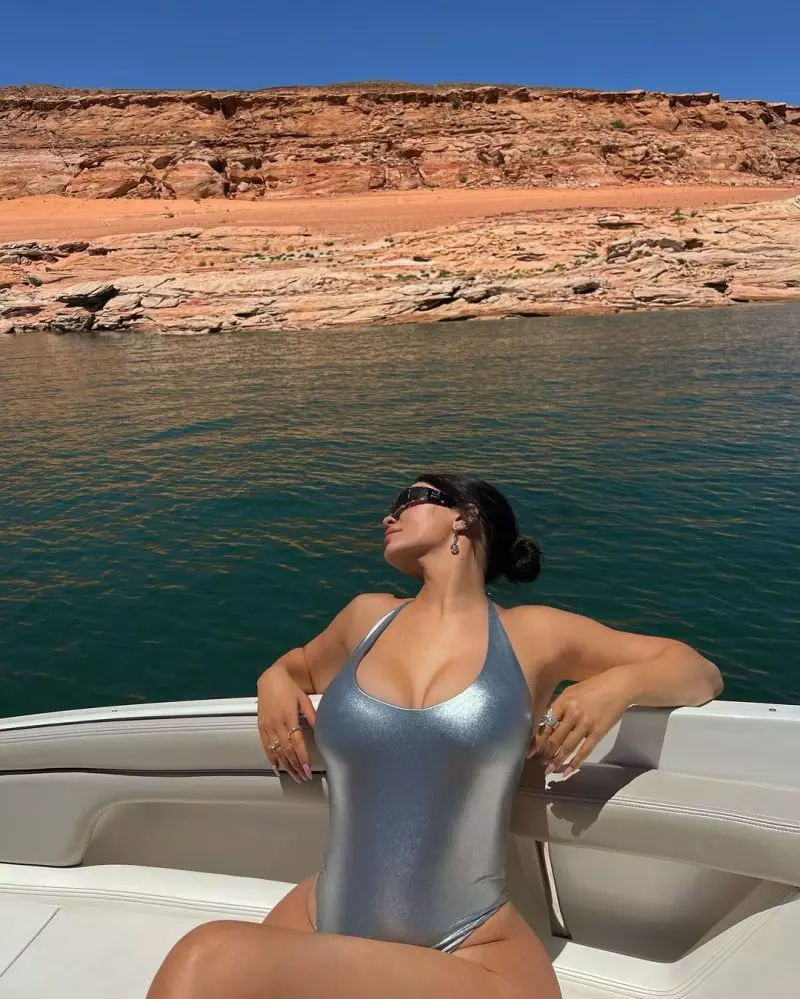 Kylie Jenner's Most Iconic Bikini Nguva Kwemakore: Ona Mifananidzo yeSexiest Swimsuit Yake Inotaridzika