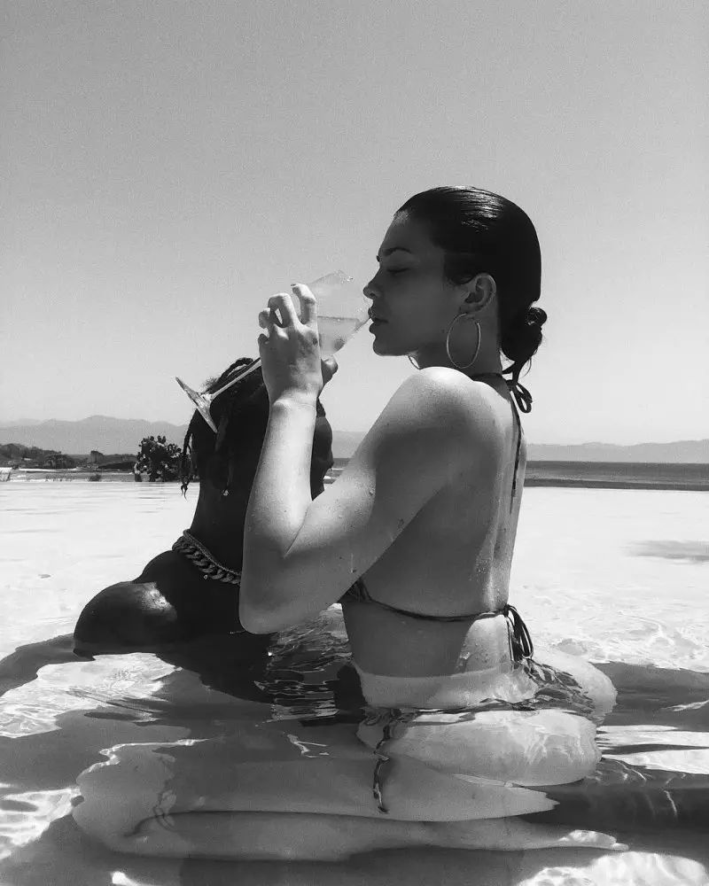 Kylie Jenner se mees ikoniese bikini-oomblikke oor die jare: sien foto's van haar sexyste swembroek-voorkoms