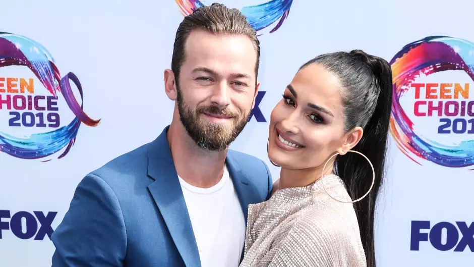 Nikki Bella Gushes Dros ‘Syrpreis’ Feddylgar Artem Chigvintsev: ‘Rwy’n dy Garu Di’