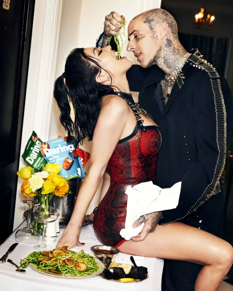 Kourtney Kardashian en man Travis Barker Pack op PDA yn Vegan Chicken Ad: Sjoch foto's!