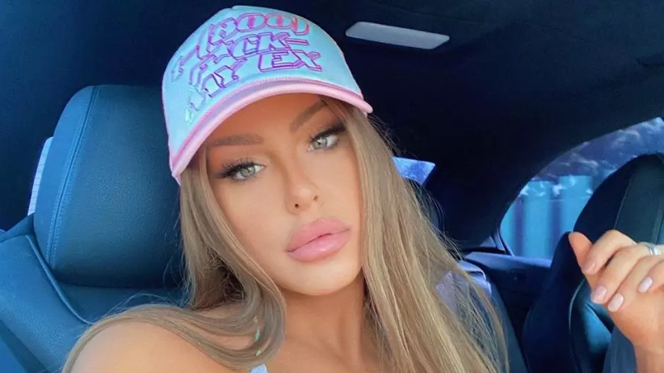 Tana Mongeau devine brunetă într-o nouă ședință foto sexy