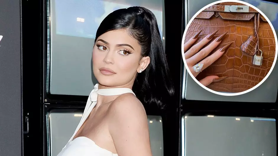 Kylie Jenner-ek milioi bat baino gehiago balio duen diamante-eraztuna eta poltsaren konbinazioa erakusten du