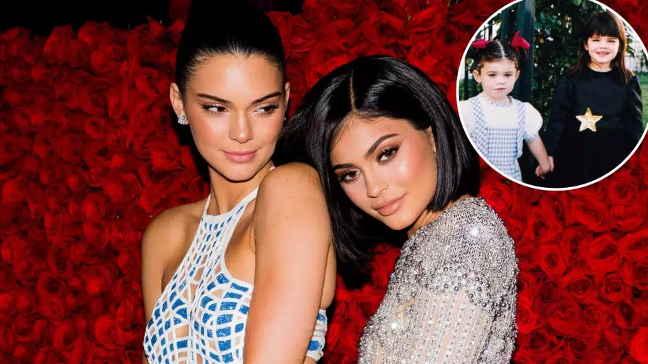 Kylie Jenner Afiŝas la Plej Dolĉajn Revenojn de Haloveno Kun Ŝia Granda Fratino Kendall: 'Preskaŭ Tia Tempo'