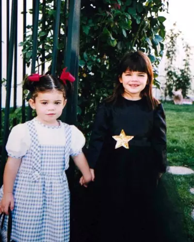 Kylie Jenner tshaj tawm qhov Sweetest Halloween Throwbacks Nrog Nws Tus Muam Loj Kendall: 'Yuav luag Lub Sijhawm'