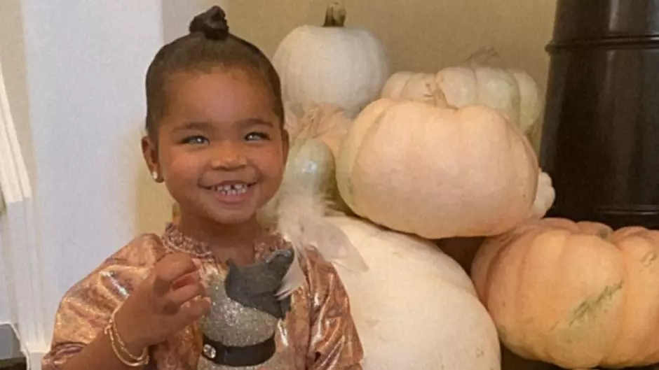 khloe-kardashian-true-thompson-plays-with-pumpkins-ig