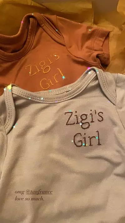 Gigi Hadid û Zayn Malik Keça Onesies Zigi's Girl Tan france