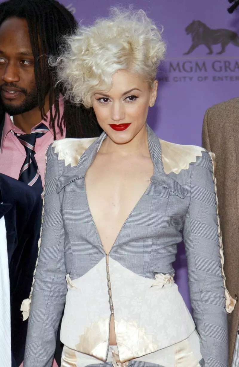 Gwen Stefani minangka Fashionista Rock! Foto Singer's Best Braless Looks