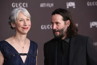 Keanu Reeves n'Umukobwa Alexandra Impano Ari 'Cool hamwe Nundi Ukora Ibyabo'