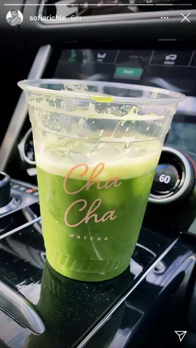 sofia-richie-støtter-kæreste-matthew-morton-med-cha-cha-matcha-cup-ig