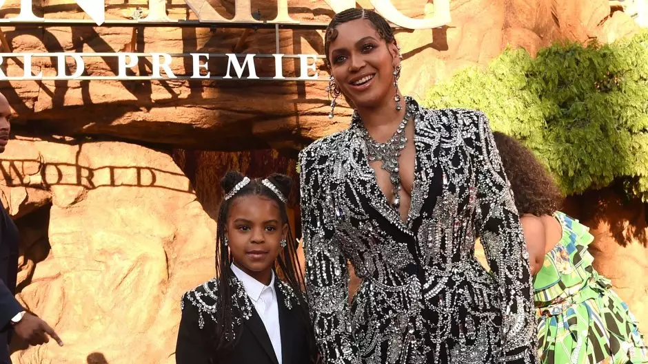 Beyonces tvilling! Blue Ivy Carter ser ud til at være vokset op i bøjleøreringe, mens hun hænger sammen med far Jay-Z