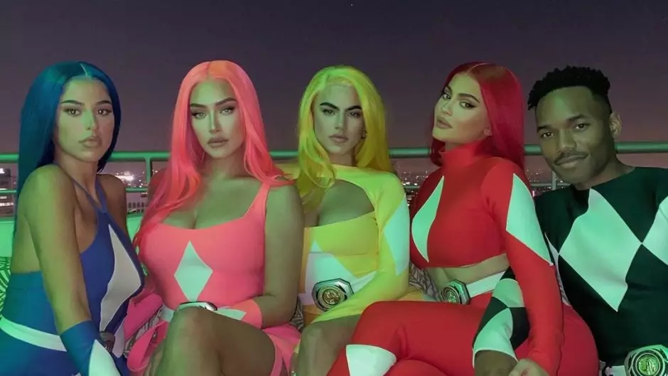 Kylie Jenner oblečená jako červená Strážkyně z 'Power Rangers' na Halloween – a nostalgie 90. let je skutečná!