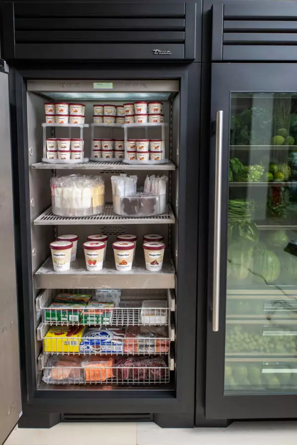 Свіже та впорядковане! Подивіться, що всередині незайманого холодильника та морозильника Кріс Дженнер з її туром