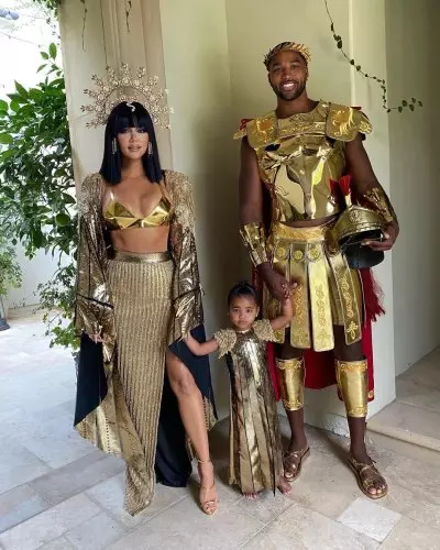 Khloe Kardashian และ Tristan Thompson เป็นราชวงศ์ฮัลโลวีนในภาพถ่ายด้วย True หลังจากการปรองดอง