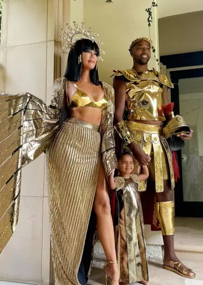 Khloe Kardashian u Tristan Thompson Huma Royalty Halloween f'Ritratti Bil Veru Wara r-Rikonċiljazzjoni