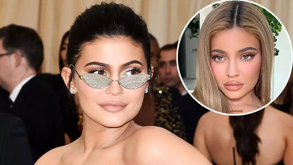 Kylie Jenner ทิ้งชุดเดรสเข้ารูปจินตนาการน้อยด้วยการพิมพ์ที่สนุกสนาน