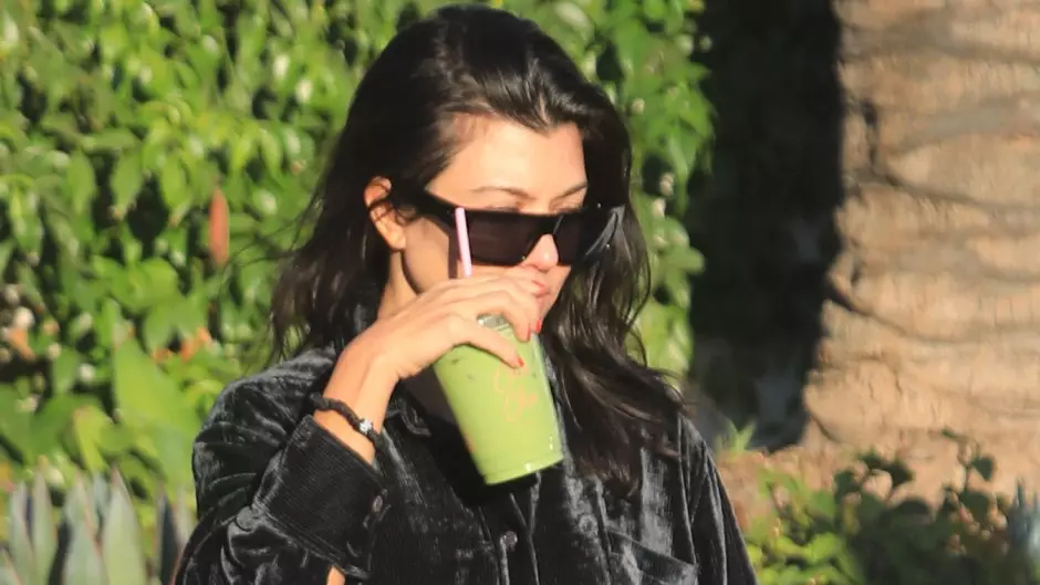 Neny mahafinaritra! Kourtney Kardashian dia toa manjavozavo amin'ny akanjo mainty rehetra miaraka amin'ny kiraro Chunky