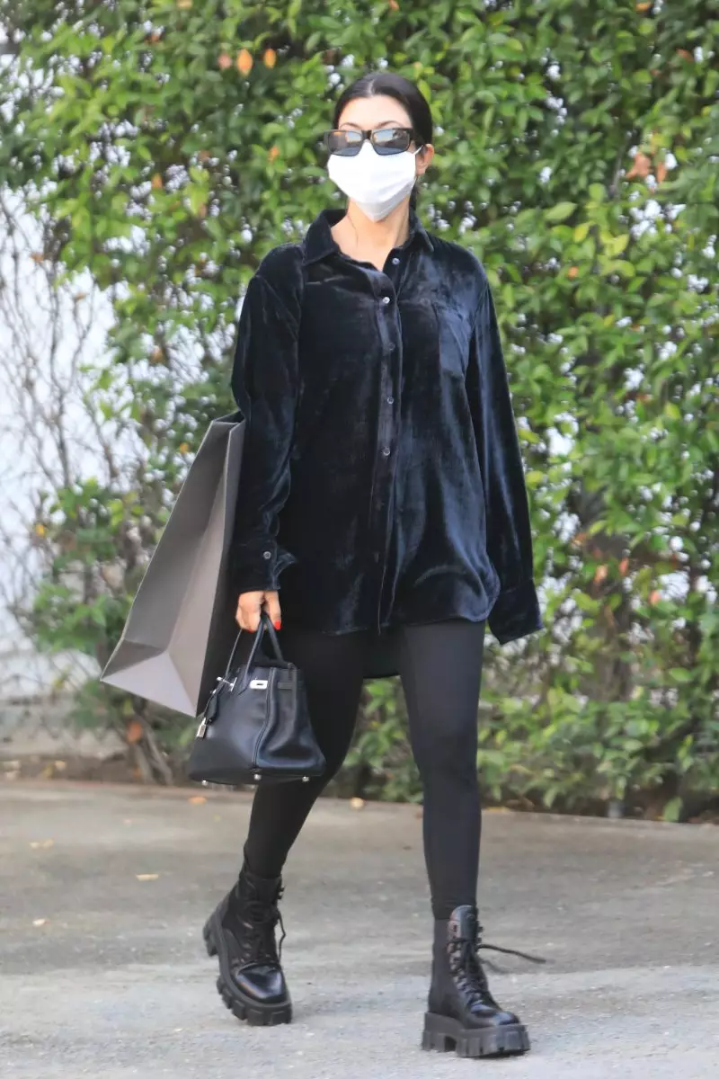 Isang Cool na Nanay! Mukhang Edgy si Kourtney Kardashian sa All-Black Outfit na May Chunky Boots