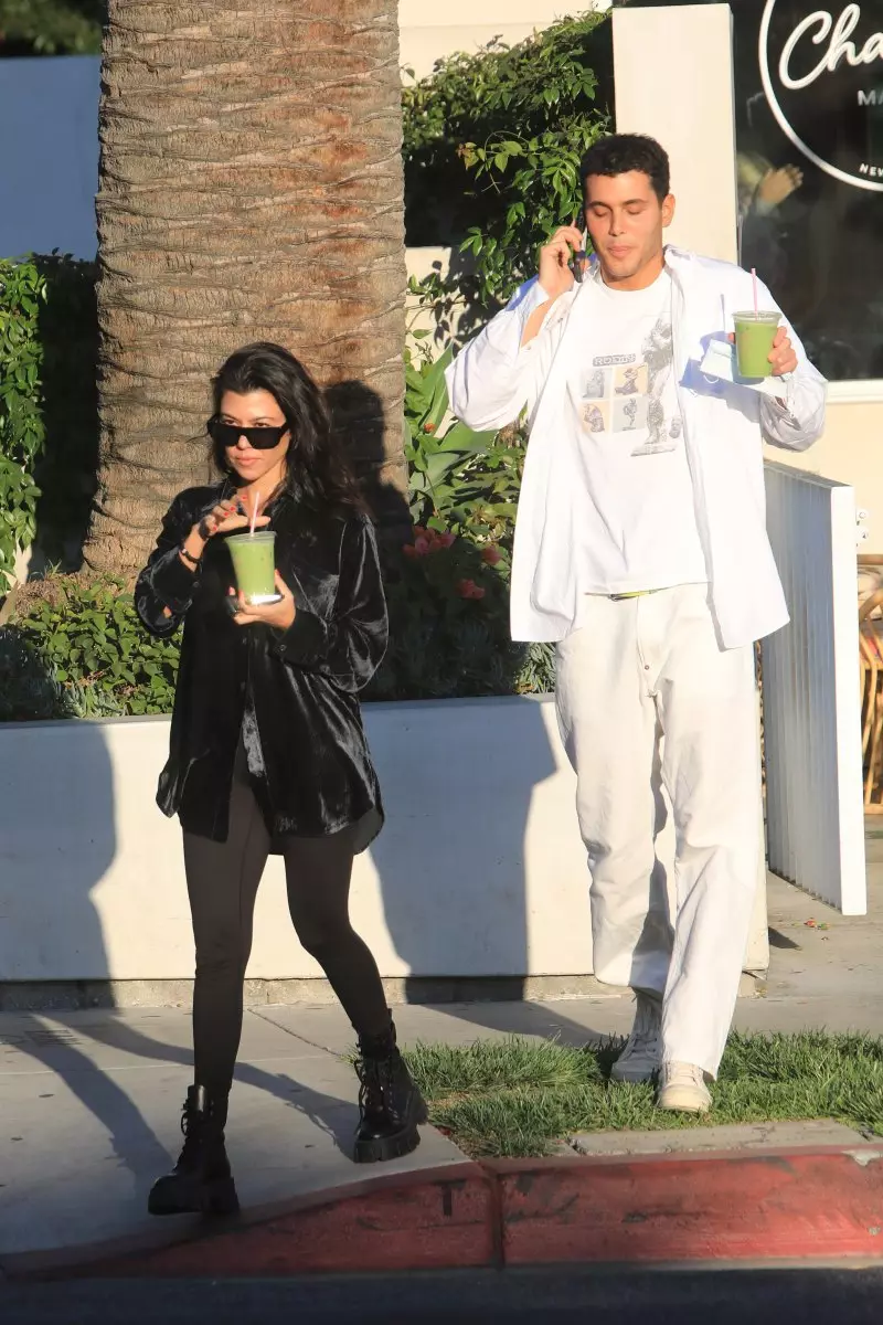 Neny mahafinaritra! Kourtney Kardashian dia toa manjavozavo amin'ny akanjo mainty rehetra miaraka amin'ny kiraro Chunky