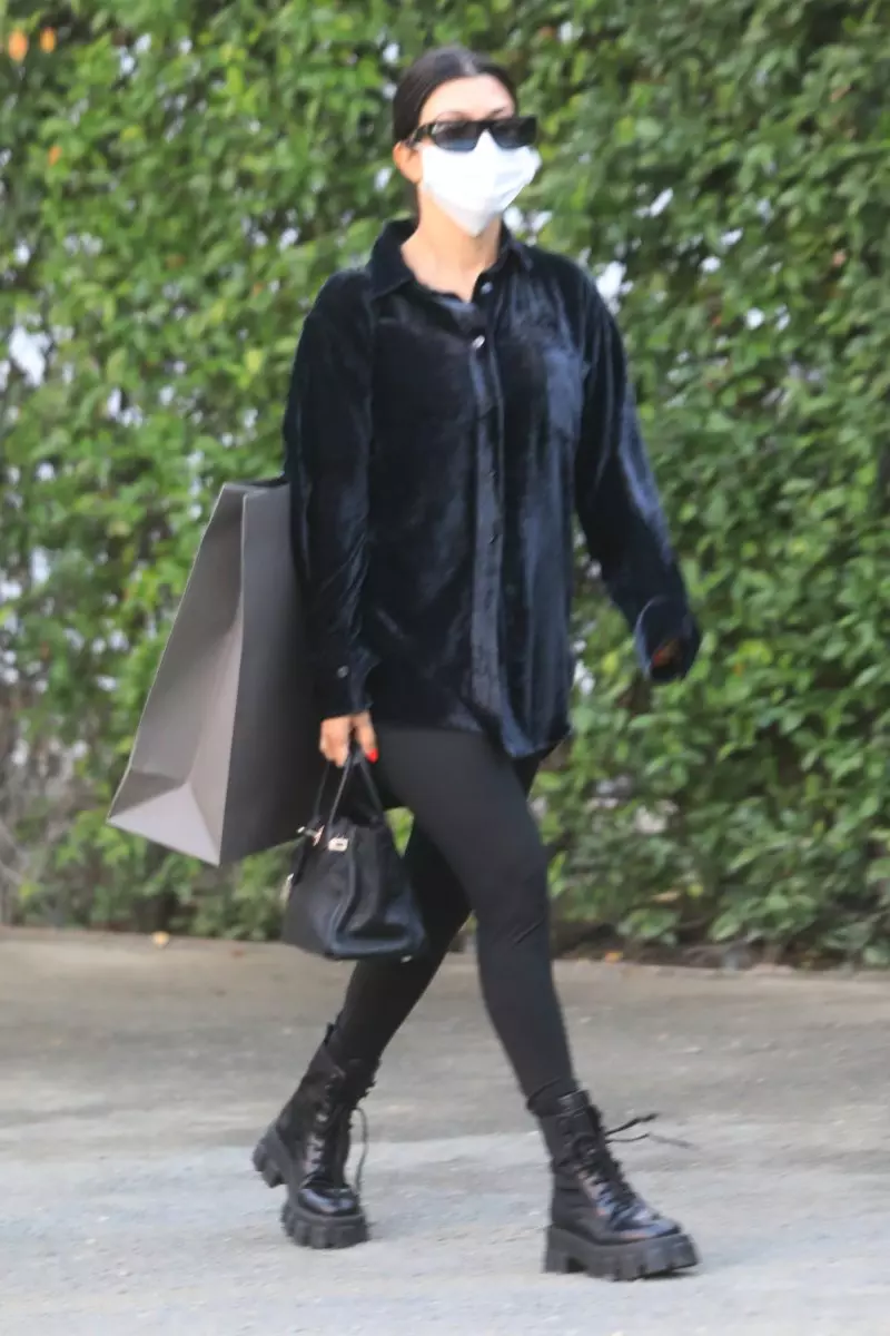 Isang Cool na Nanay! Mukhang Edgy si Kourtney Kardashian sa All-Black Outfit na May Chunky Boots