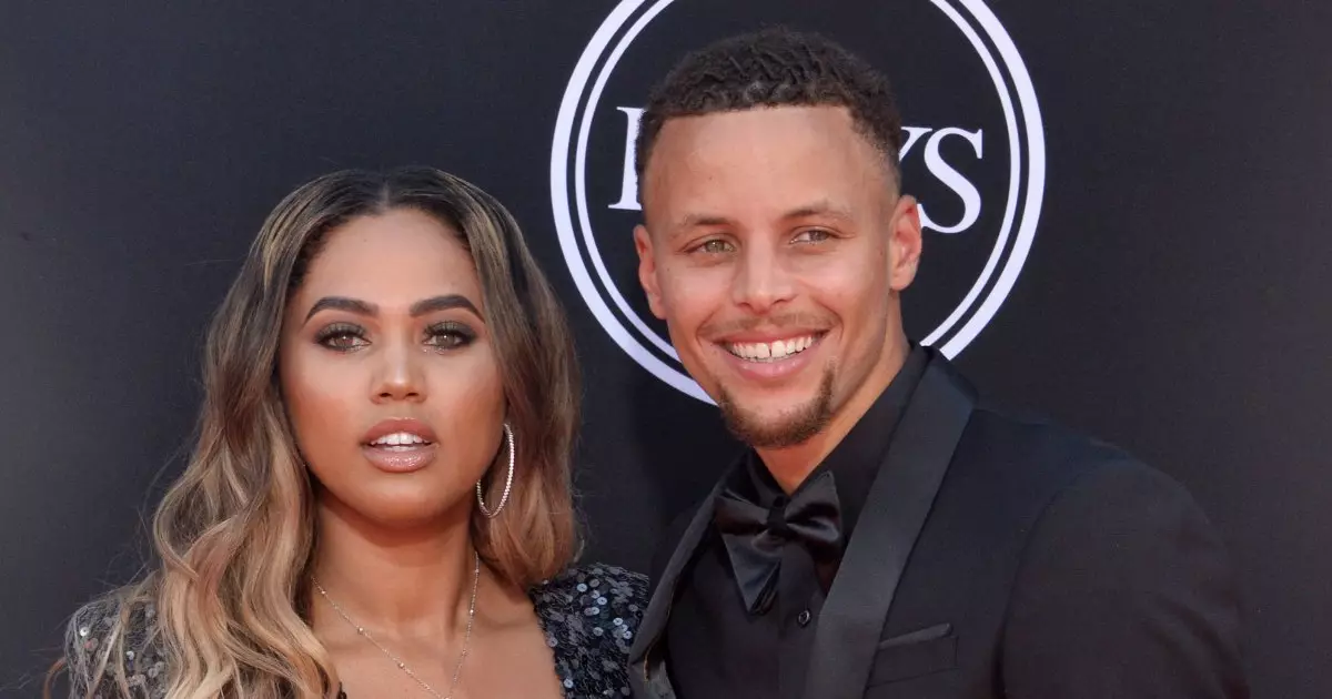 Buaileann Ayesha Curry ar ais ag ráflaí faoin bpósadh oscailte lena fear céile Steph