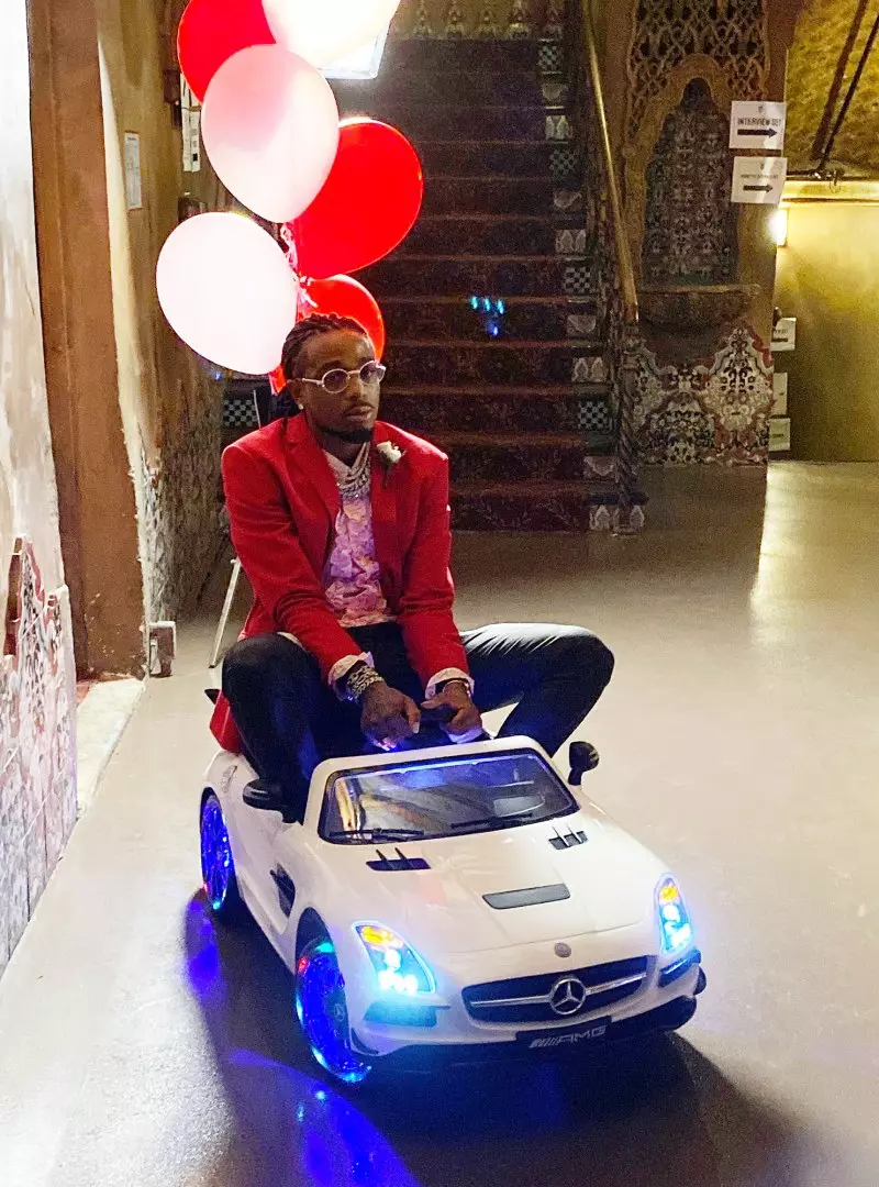 Quavo chevauchant une mini-voiture dans les coulisses de la ligue mondiale de pong des célébrités de Post Malones