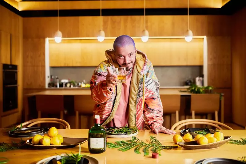 J Balvin porte un toast au whisky Buchanans