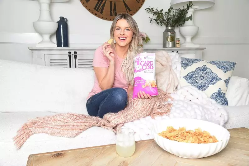 Ali Fedotowsky Comer Batata Frita de Cape Cod Edição Limitada Sal Rosa do Himalaia e Vinagre de Vinho Tinto Sabor