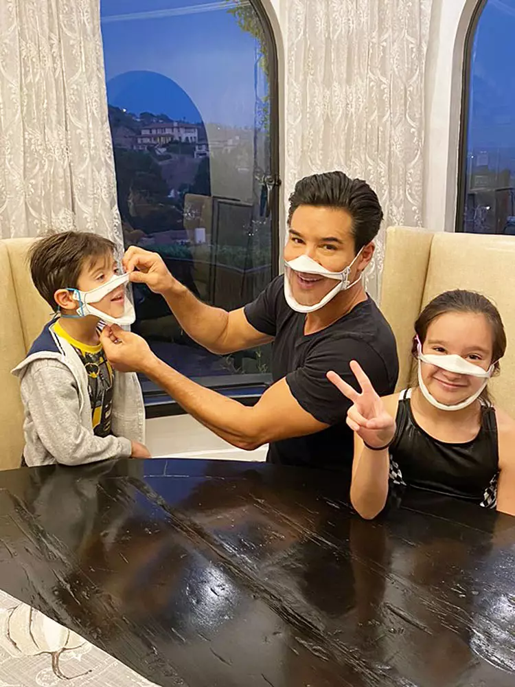 Mario Lopez et ses enfants portant des masques BendShape