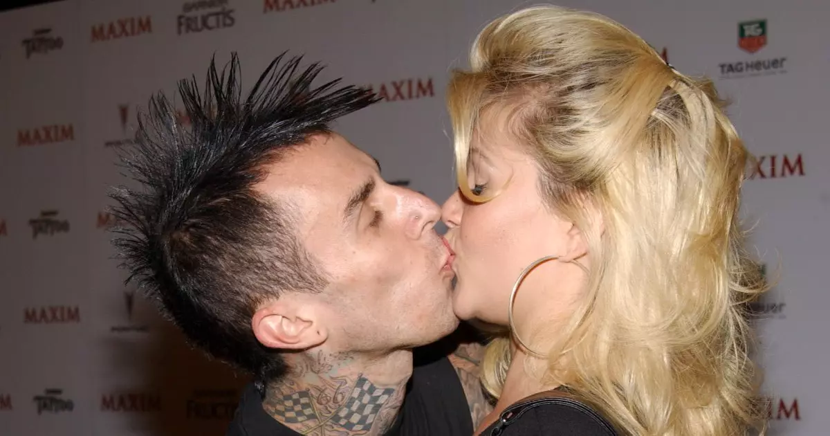 Ffotograffau PDA Rhywiol Travis Barker a Chyn-Sanna Moakler