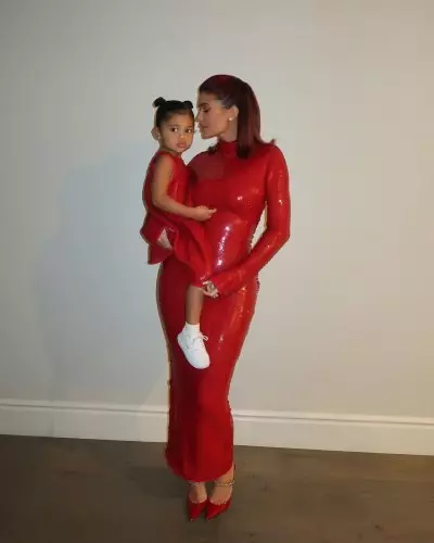 Anyu és én! Nem tudunk betelni Kylie Jenner és Stormi Webster összeillő ruháival