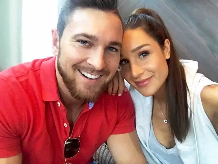 Kayla Itsines dan Tunangan Tobi Pearce