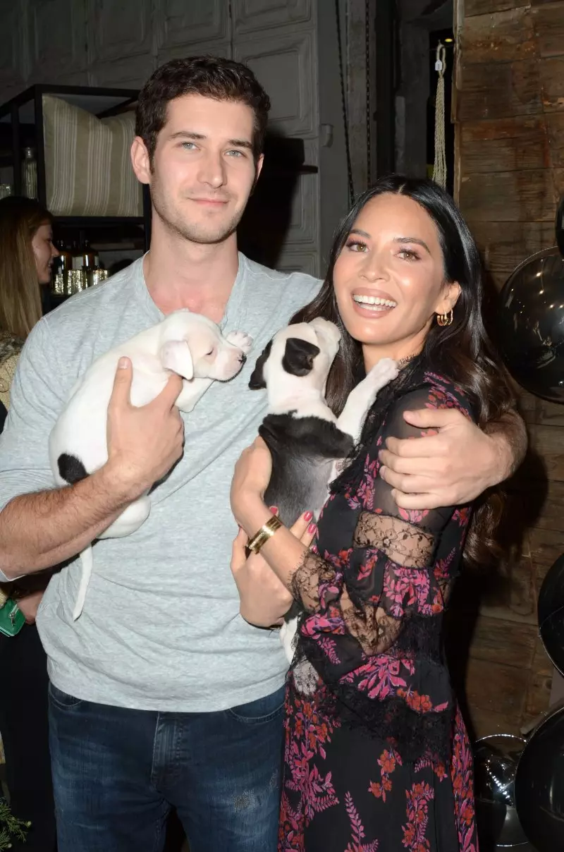 Olivia Munn dan Tucker Roberts Split