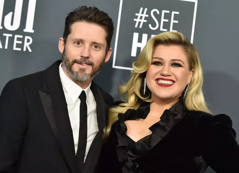 Kelly Clarkson dan Suami Brandon Blackstock Tersenyum Sebelum Perceraian