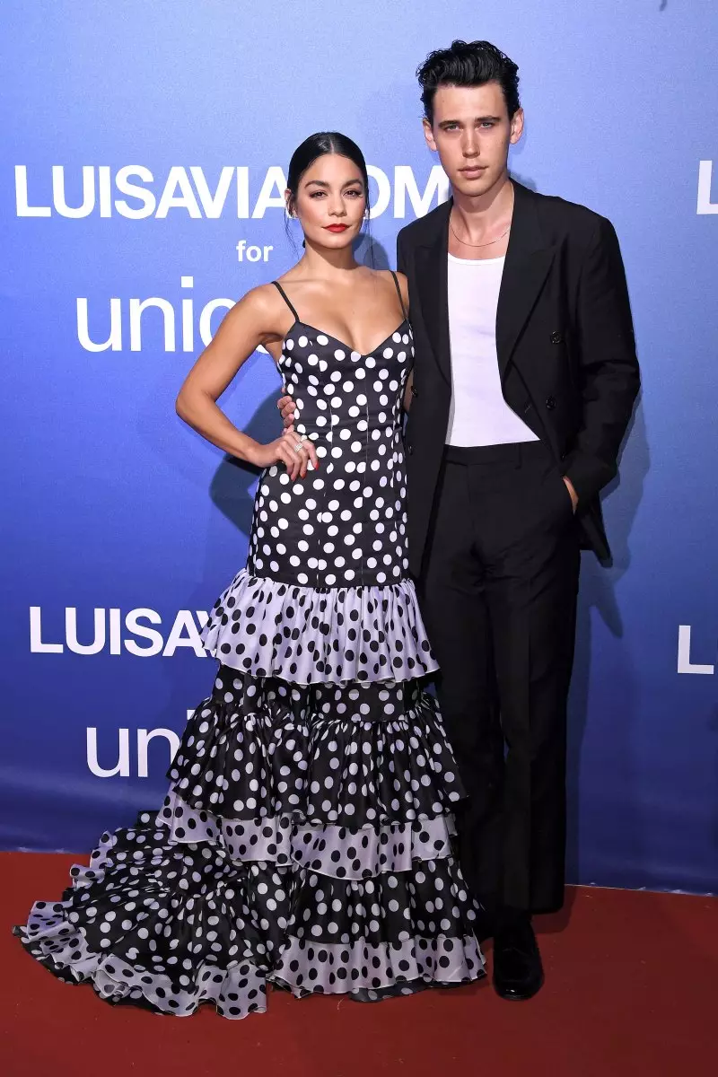 Vanessa Hudgens Mengenakan Gaun Polka Dot Bersama Austin Butler