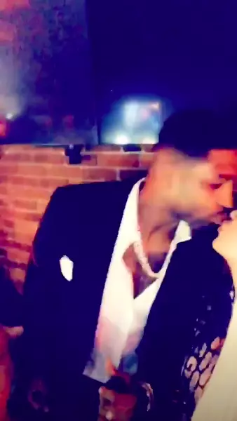 Khloe Kardashian và Tristan Thompson hôn nhau vào năm mới