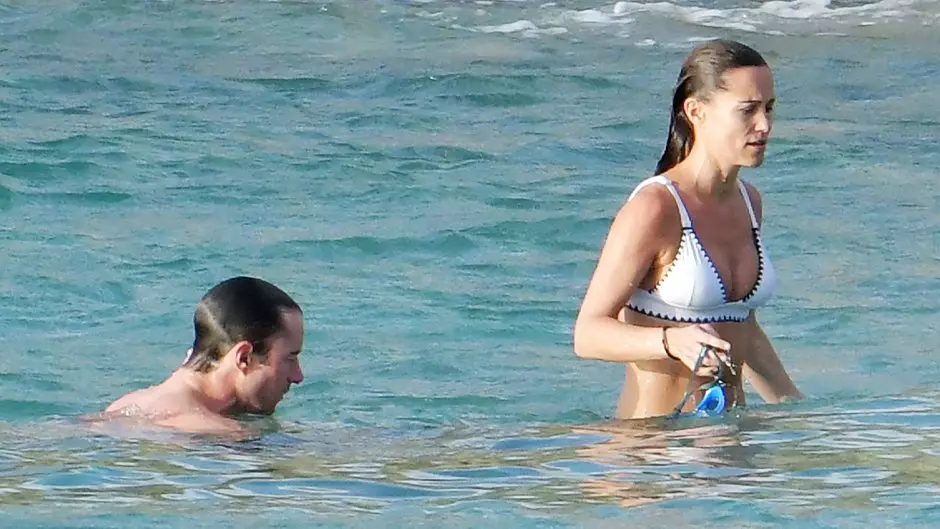 Pippa Middleton Post Baby Abs Ақ бикини St Barts