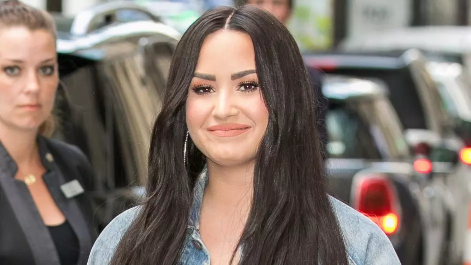 Demi Lovato Teu Bisa Ngeureunkeun Seuri Dina Jalan Ka Makan Malam Taun Anyar Romantis Sareng Henry Levy