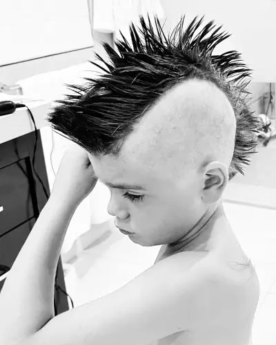 Gemelli! Il figlio di Kourtney Kardashian Reign Disick indossa un nuovo Mohawk come il patrigno Travis Barker