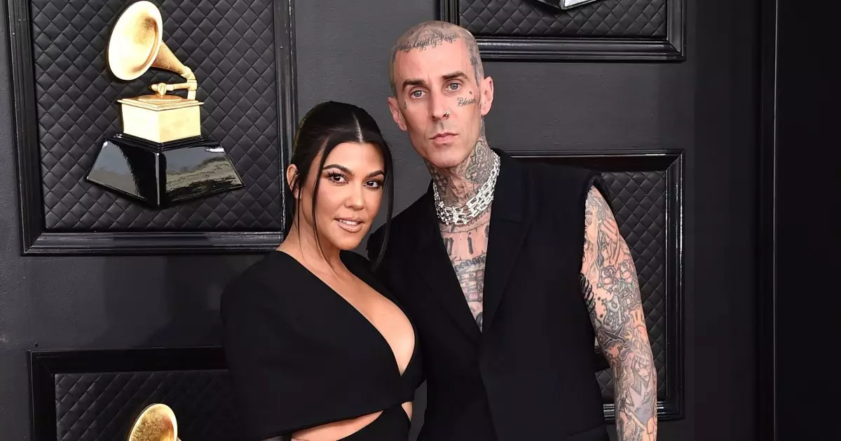 Kourtney Kardashian thiab Travis Barker Qhia 'Tso tawm ntawm IVF'