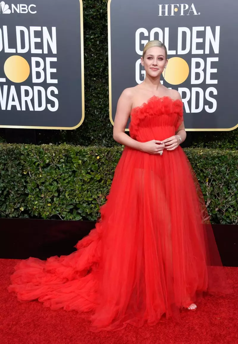 Rupa permaidani merah Lili Reinhart Golden Globes 2019