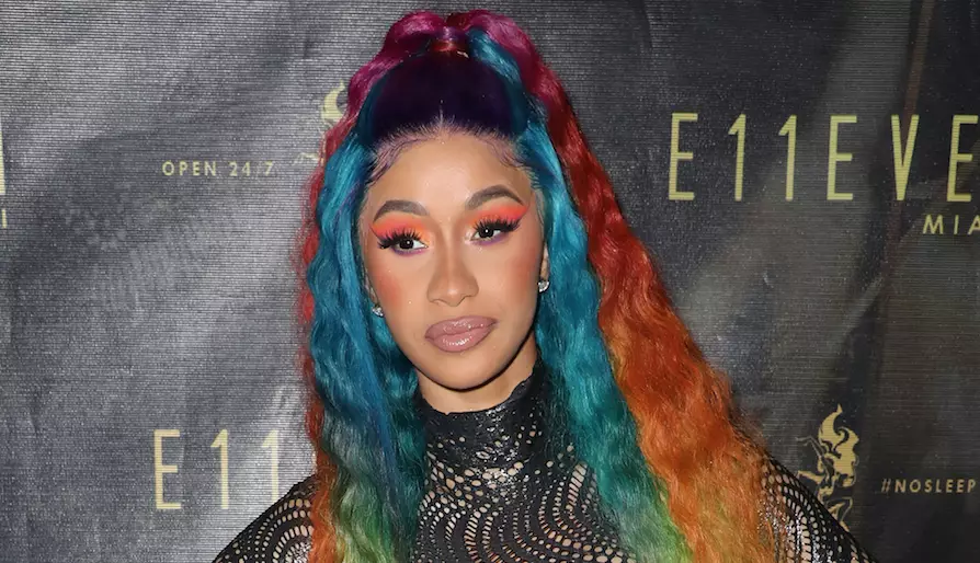 Cardi B poseerib vikerkaarekarva juustega