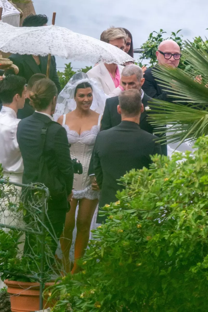 Kourtney Kardashian Nganggo Baju Kawin Unik dina 2022 Travis Barker Wedding: Tingali Poto