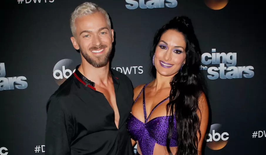 Nikki Bella posant amb Artem Chigvintsev per davant de Dancing with the Stars